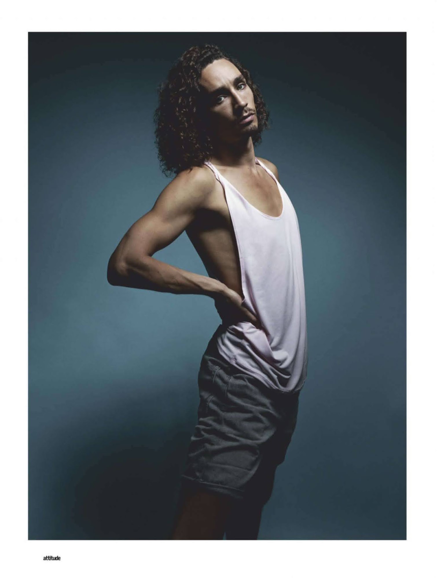Robert Sheehan para Atittude Magazine en fotos de Joseph Sinclair