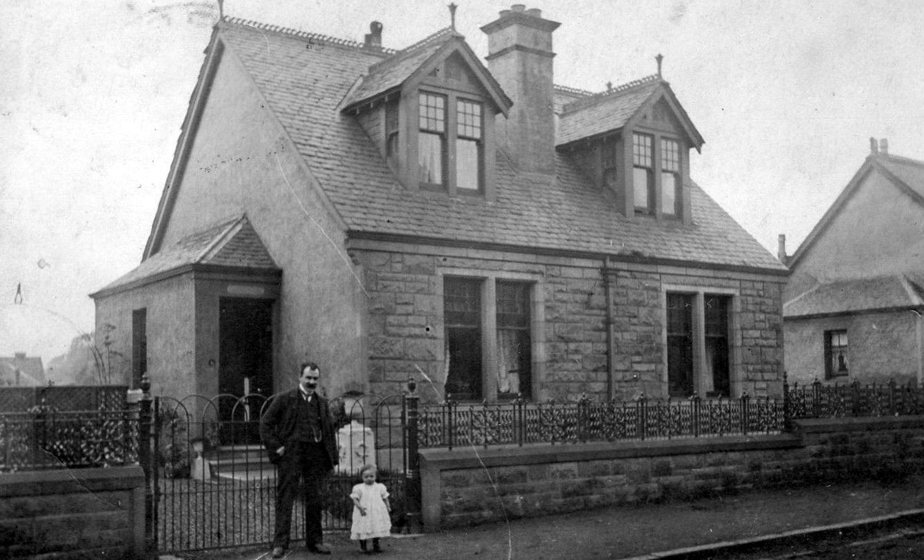 Tour Scotland: Old Photograph Father And Daughter Larbert Scotland