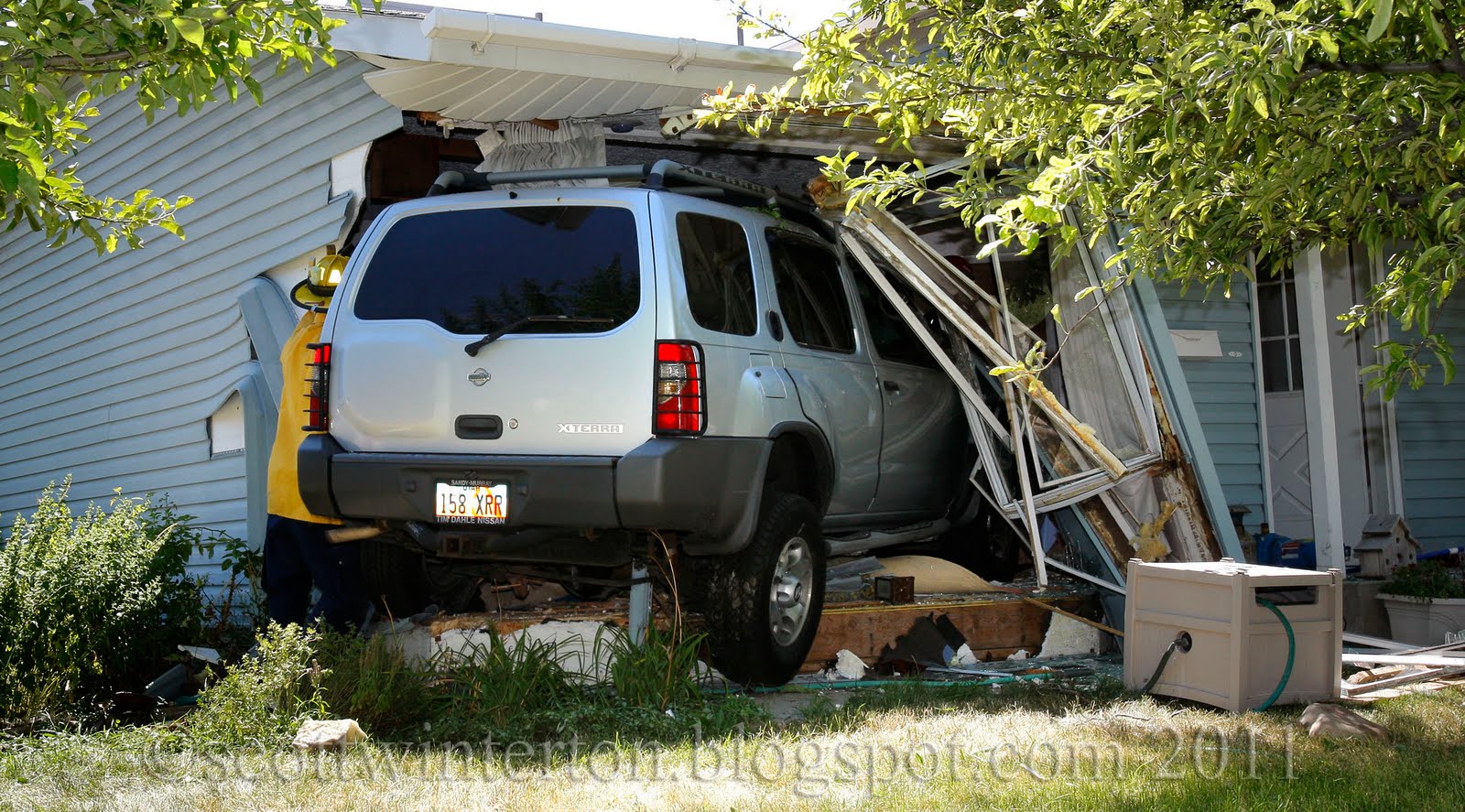 Scott G Winterton Photographer: SUV vs House