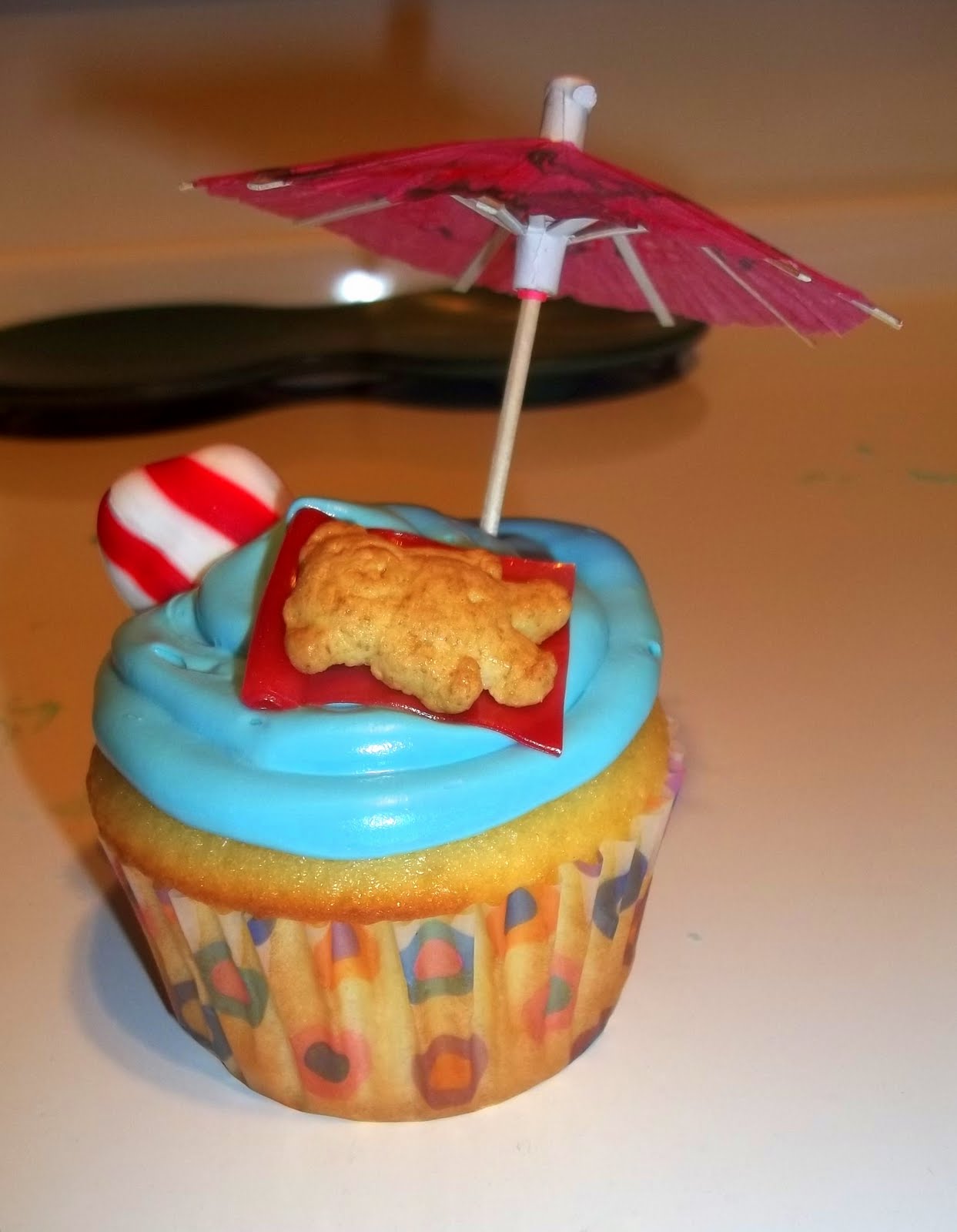 Finding a new me.: Pool Party Cupcakes!