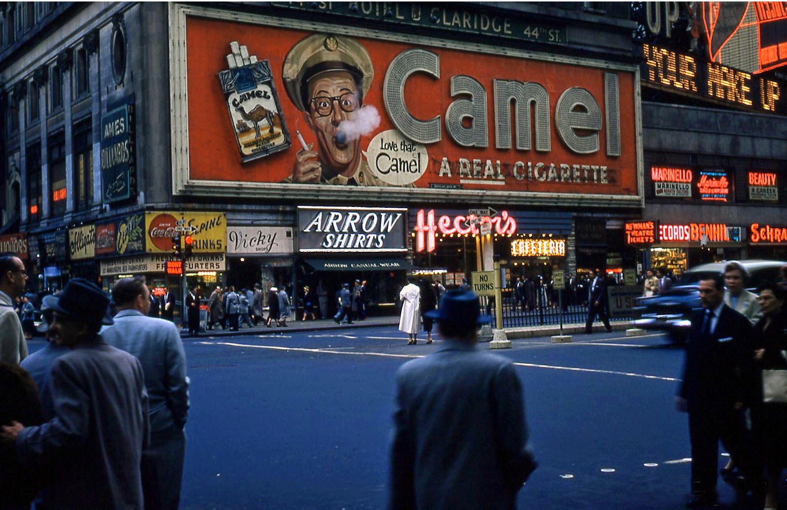 Times Square 1943, Smoking camel sign