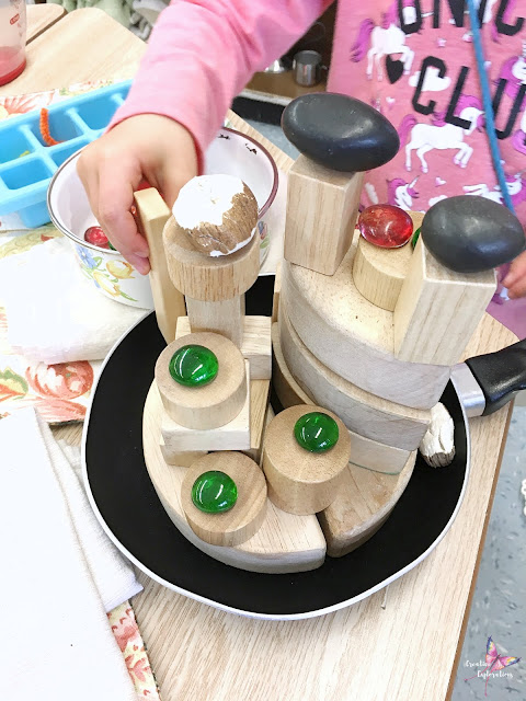 Creative Explorations MvH: Loose Parts Cake Play