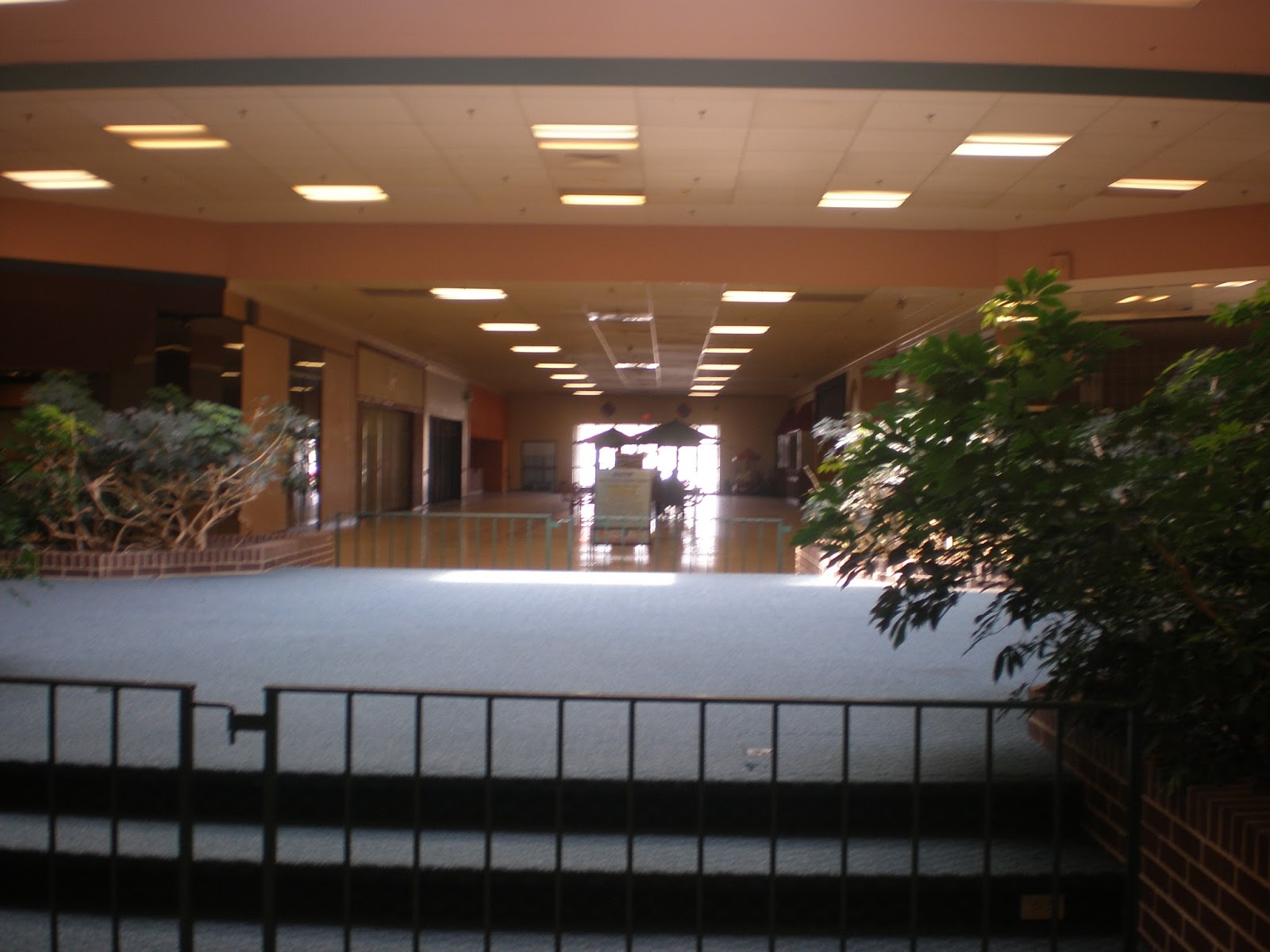 RETAIL OF YESTERYEAR : Mall profile - Oak Park Mall Austin Minnesota