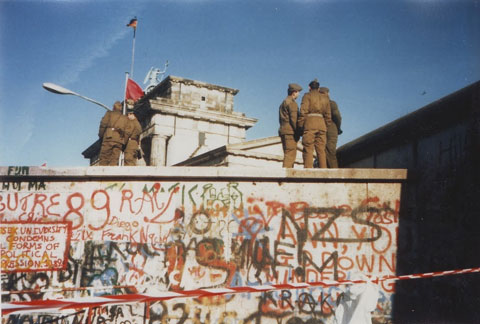 FLAME HISTORY: ΤΟ ΤΕΙΧΟΣ ΤΟΥ ΒΕΡΟΛΙΝΟΥ