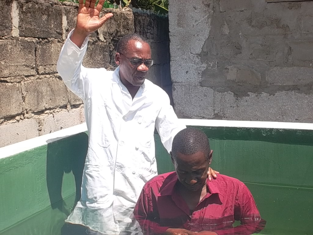 SHALOM TARBENACLE: Pastor George baptising a new born again christian