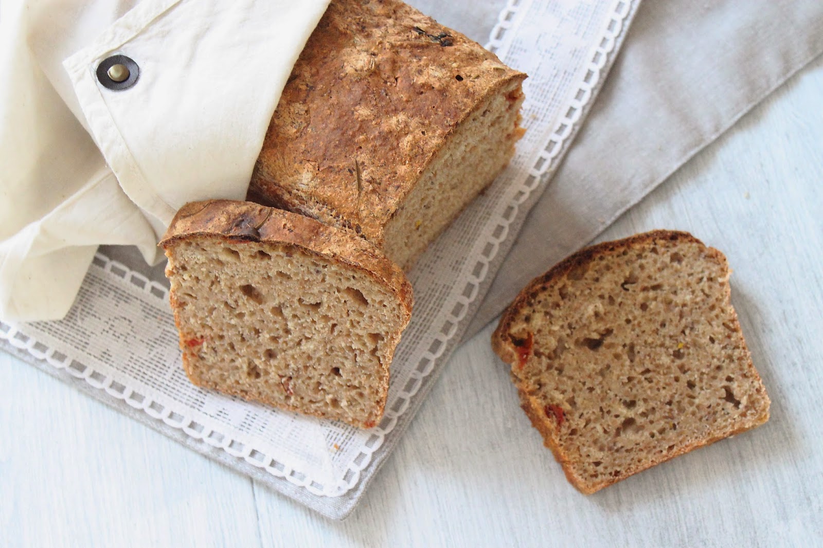 Najedzeni: Chleb orkiszowy na zakwasie z suszonymi pomidorami