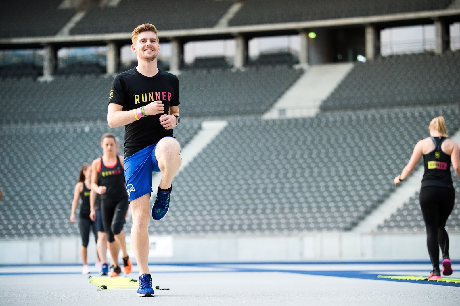Hüpf, hüpf, hurra - Hürdenlauf im Berliner Olympiastadion | RUN WITH LARS