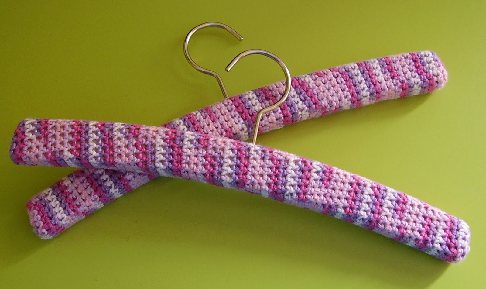 Las Cosas de Punto a Punto: Perchas forradas para bebé.