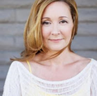 TORRE DE BABEL: Guía para enamorarse durante un regicidio