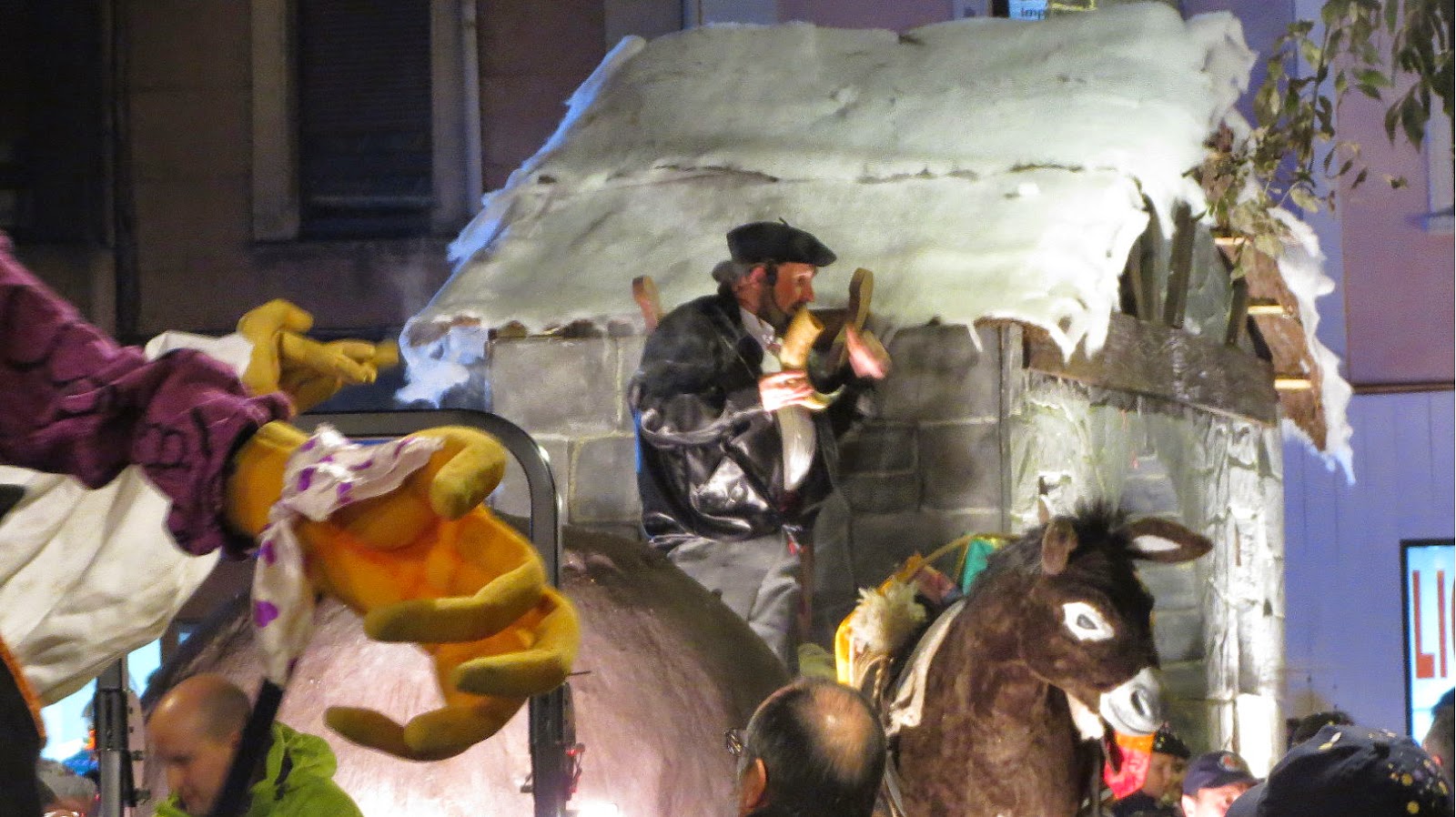 Miles de niños asisten al fesfile y recepción de Olentzero en Herriko Plaza