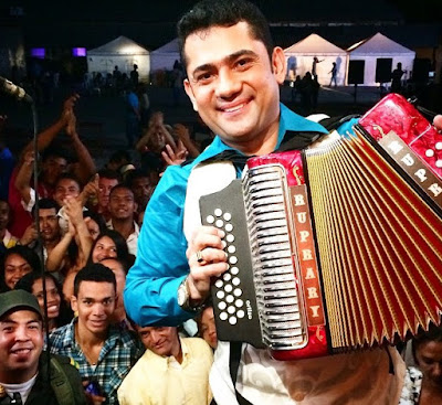 Iván Zuleta cantando la canción No vuelve a pasar al lado de Diomedes ...