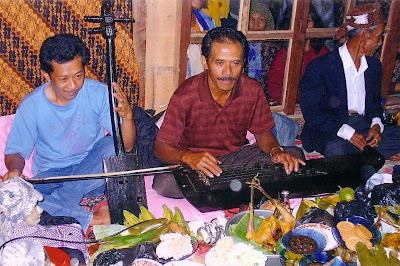 Mengenal Kesenian Tarawangsa - All About Music from East to West