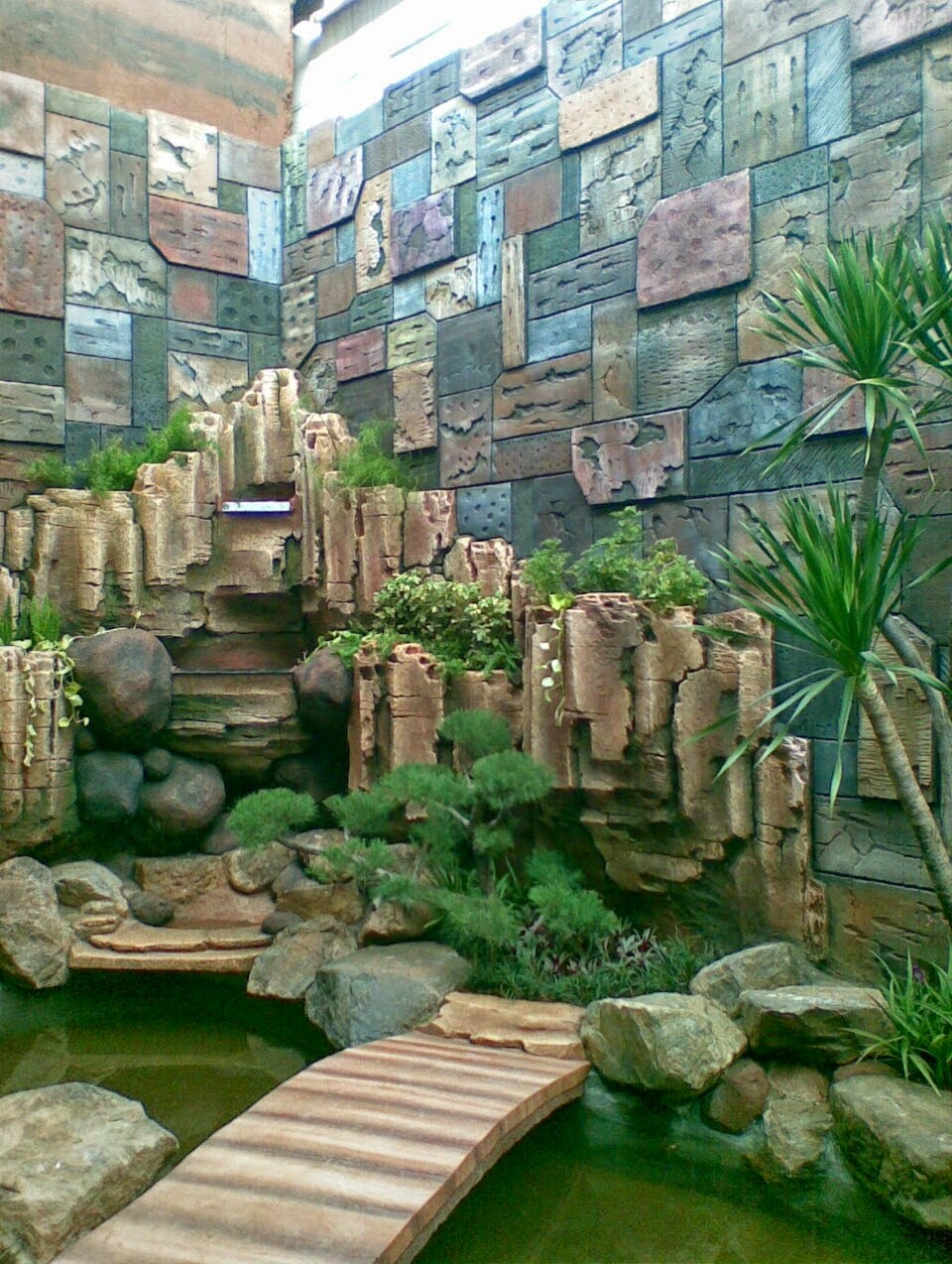 PIRDOT: Contoh Relief Tebing Air Terjun Kolam Hias Alami