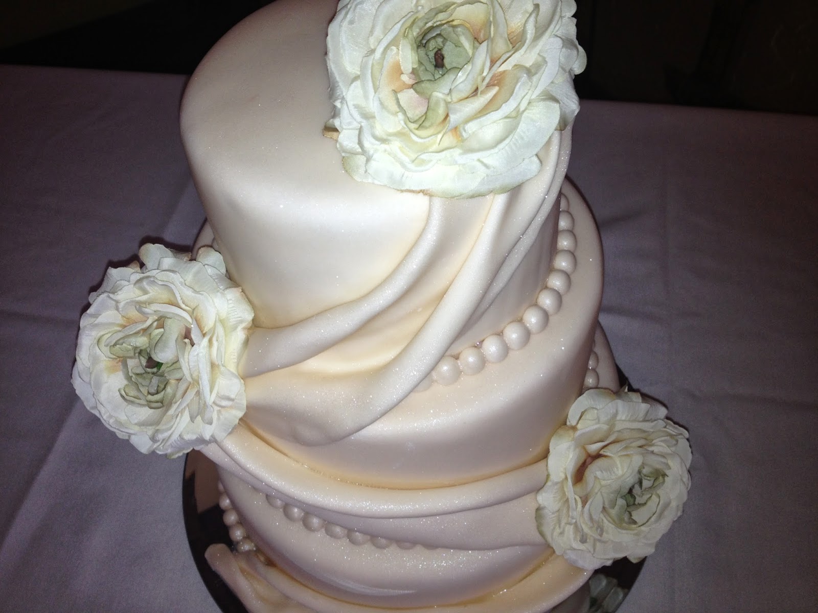 i heart cakes: Ivory wedding cake
