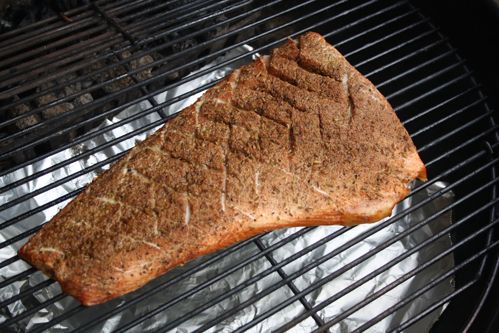 Vår slow food: Barbecue grillad lax med rub och salsa på druvor och vårlök