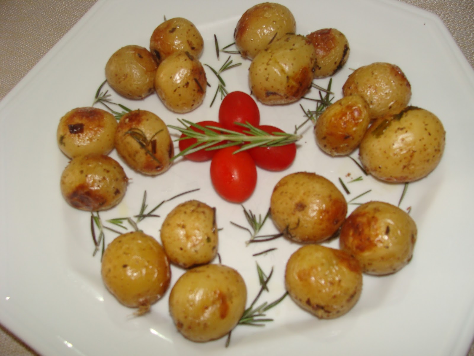 Mini Batata Assada com Ervas e Ovo Recheado com Creme de Tofú | Domínio ...