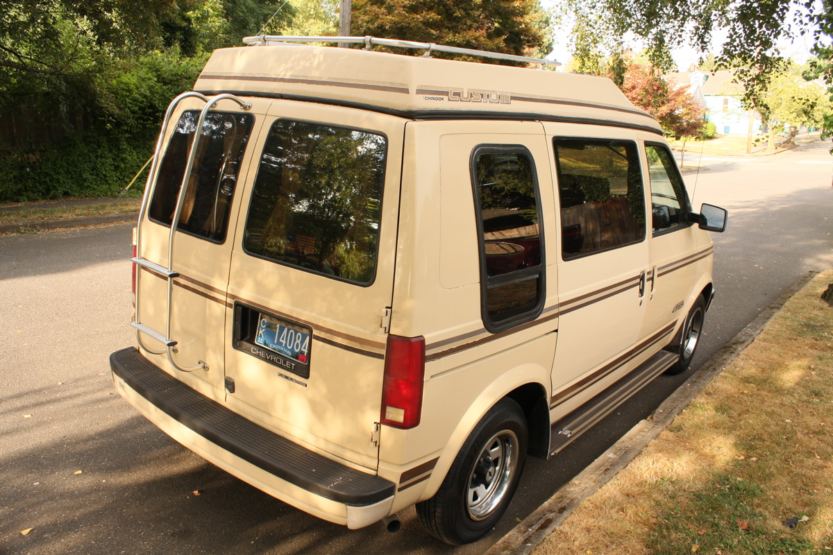 OLD PARKED CARS.: 1989 Chevrolet Astro Van Chinook Custom Camper.