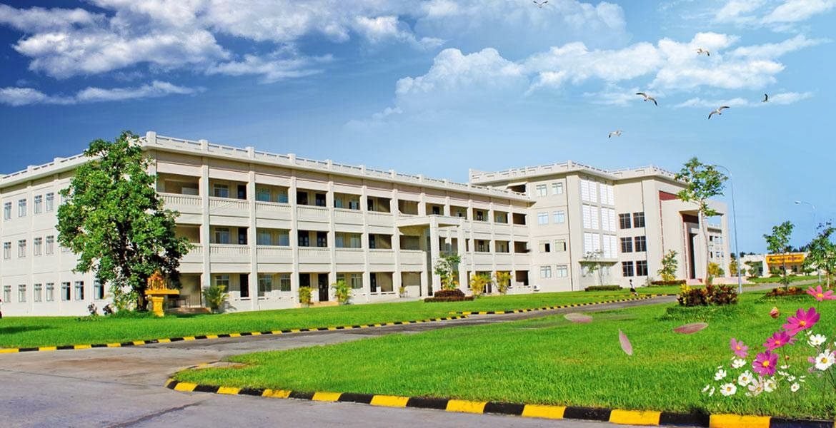 សុំដឹងតិចណា!: University of Battambang's Building