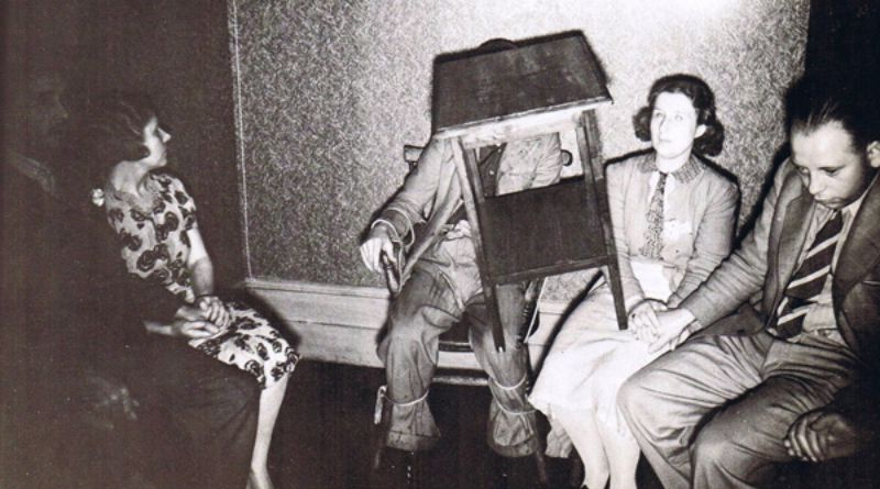 25 Haunting Photos of Séances From the Past ~ Vintage Everyday