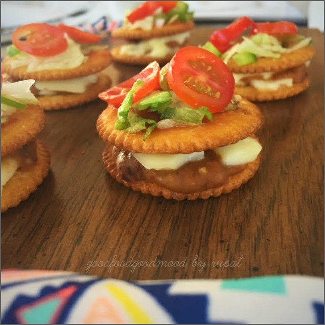 Good Food Good Mood: Crackers Mexican Pizzas