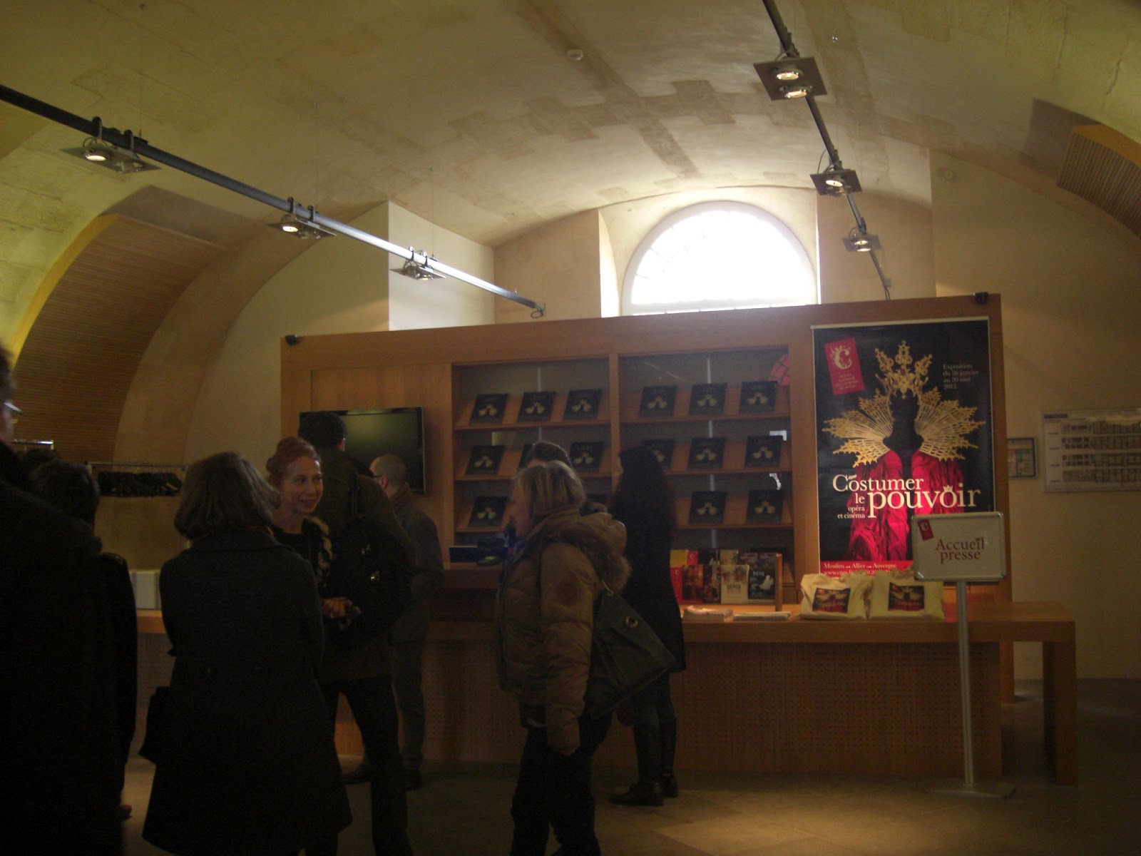 Daniel Ogier le décorateur: COSTUMER LE POUVOIR opéra et cinéma