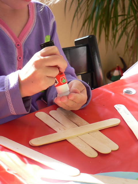 Mama Pea Pod: {Googly Eye Stick Monster}