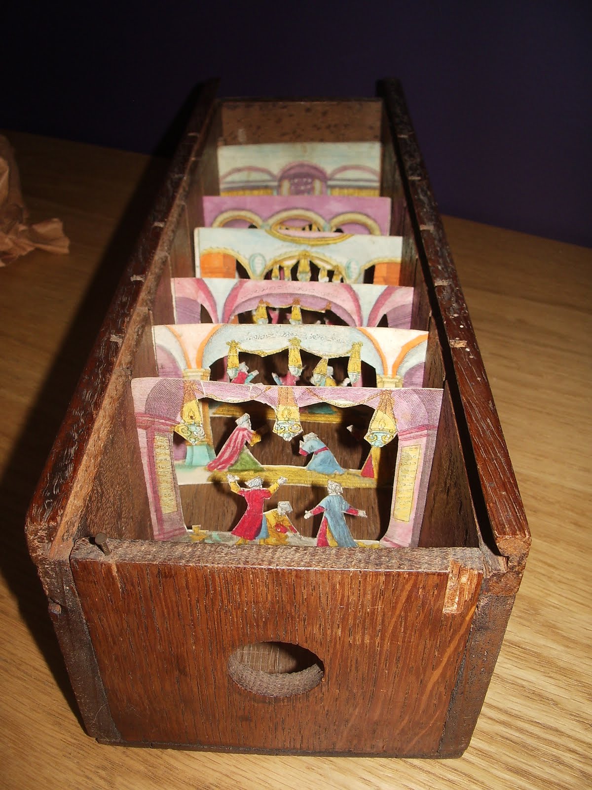 Oude kijkdoos midden 18de eeuw ~ Cinegraphica