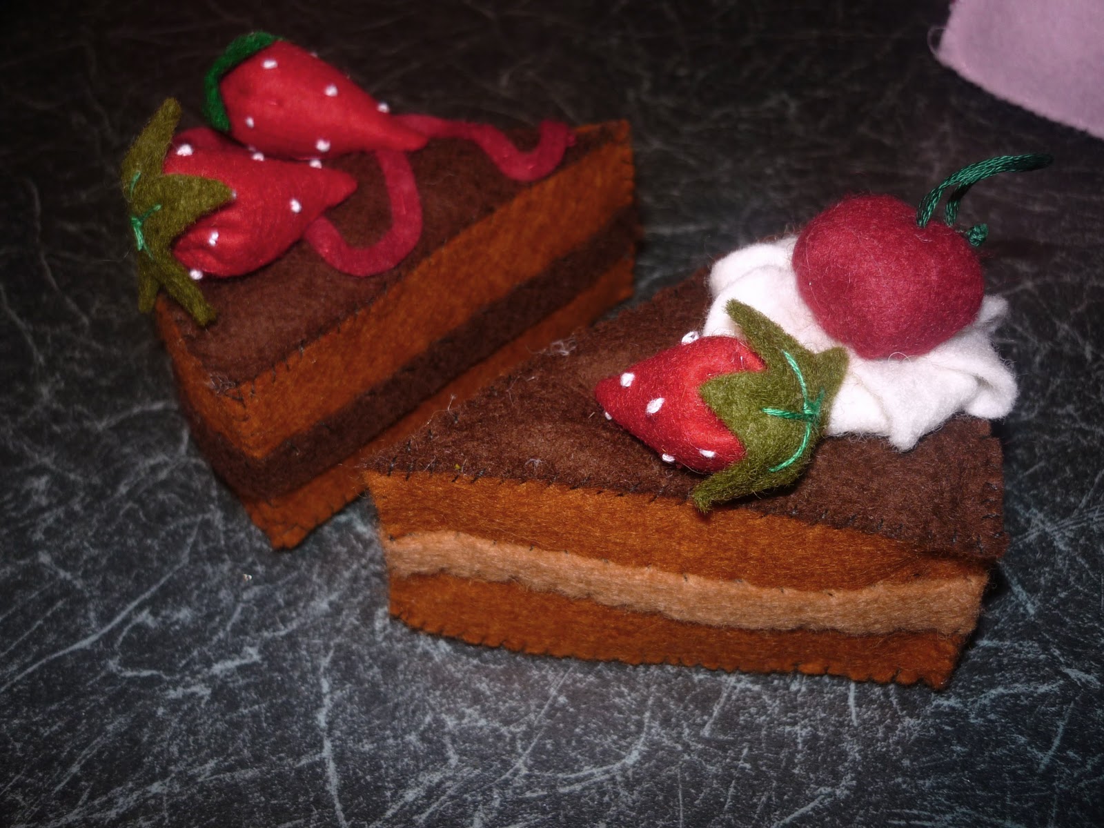 Mrs Minton makes...: Felt cakes