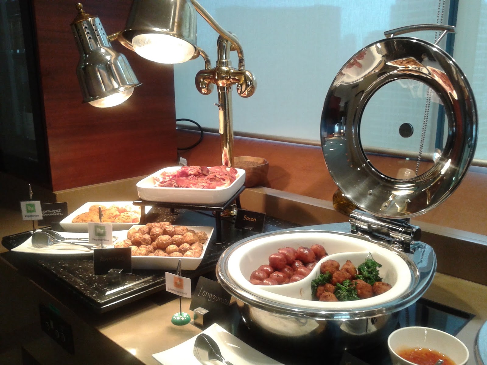 Joy Posadas writes...: Holiday Inn Makati club lounge offers privacy