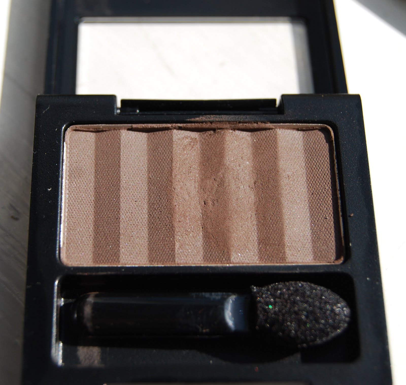 Beauty By An Indian: Revlon Matte Eyeshadow in Rich Sable