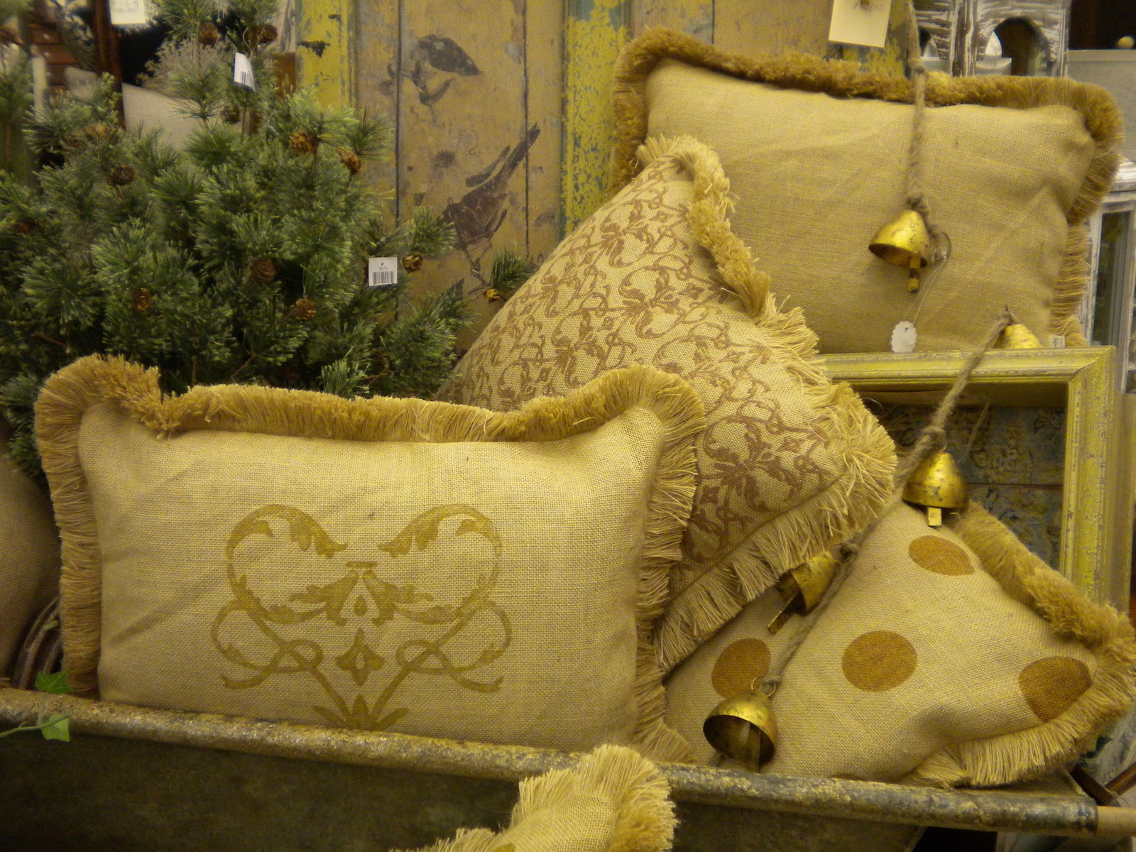 Queen of Hearts: Burlap is Taking the Home Décor World by Storm