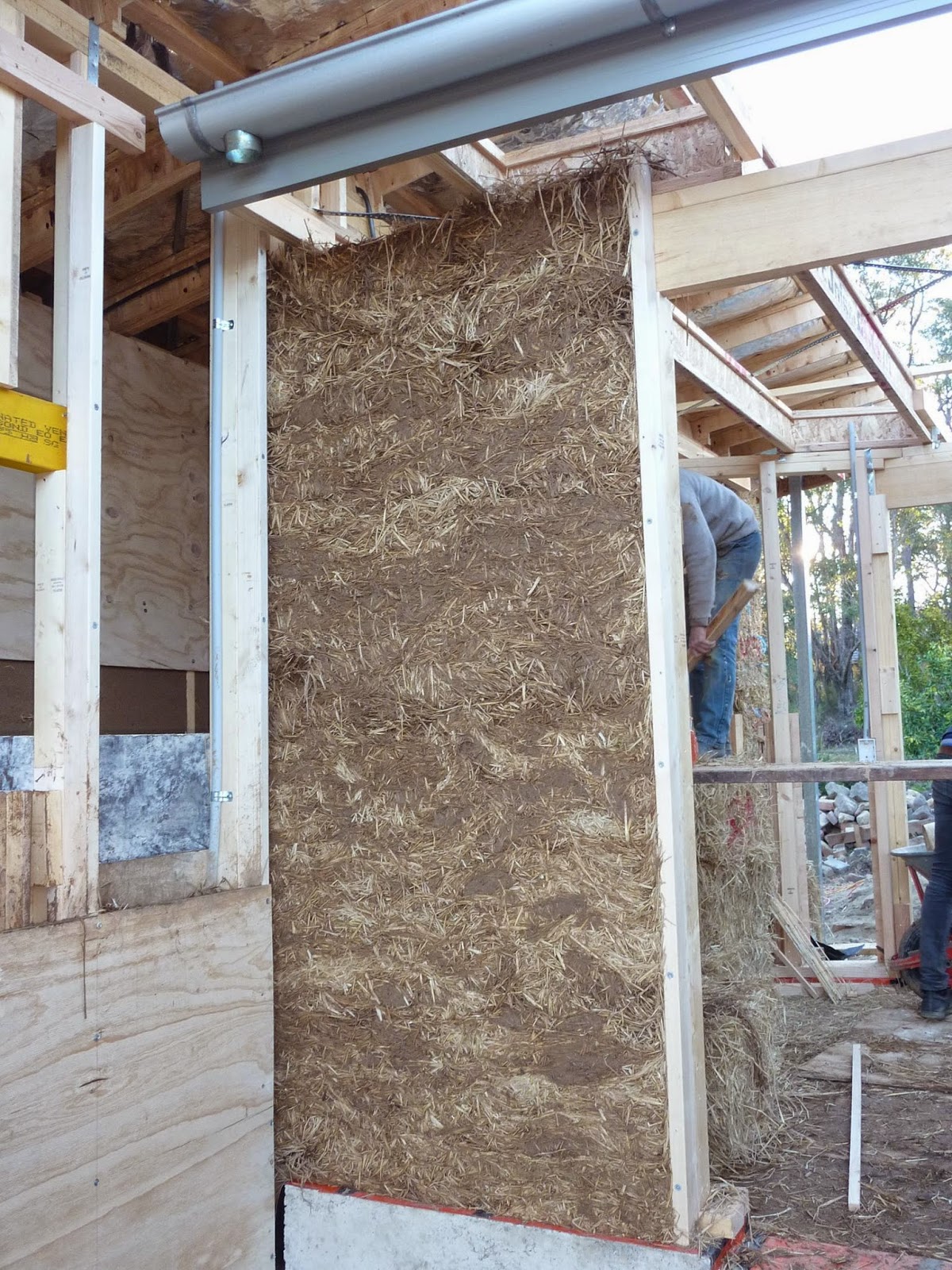 Culburra Hemp House: Corrugated Eaves Lining and Light Earth Building