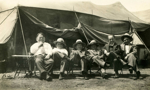 24 Cozy Snapshots of Circus Performers at the Backstage in the 1920s ...