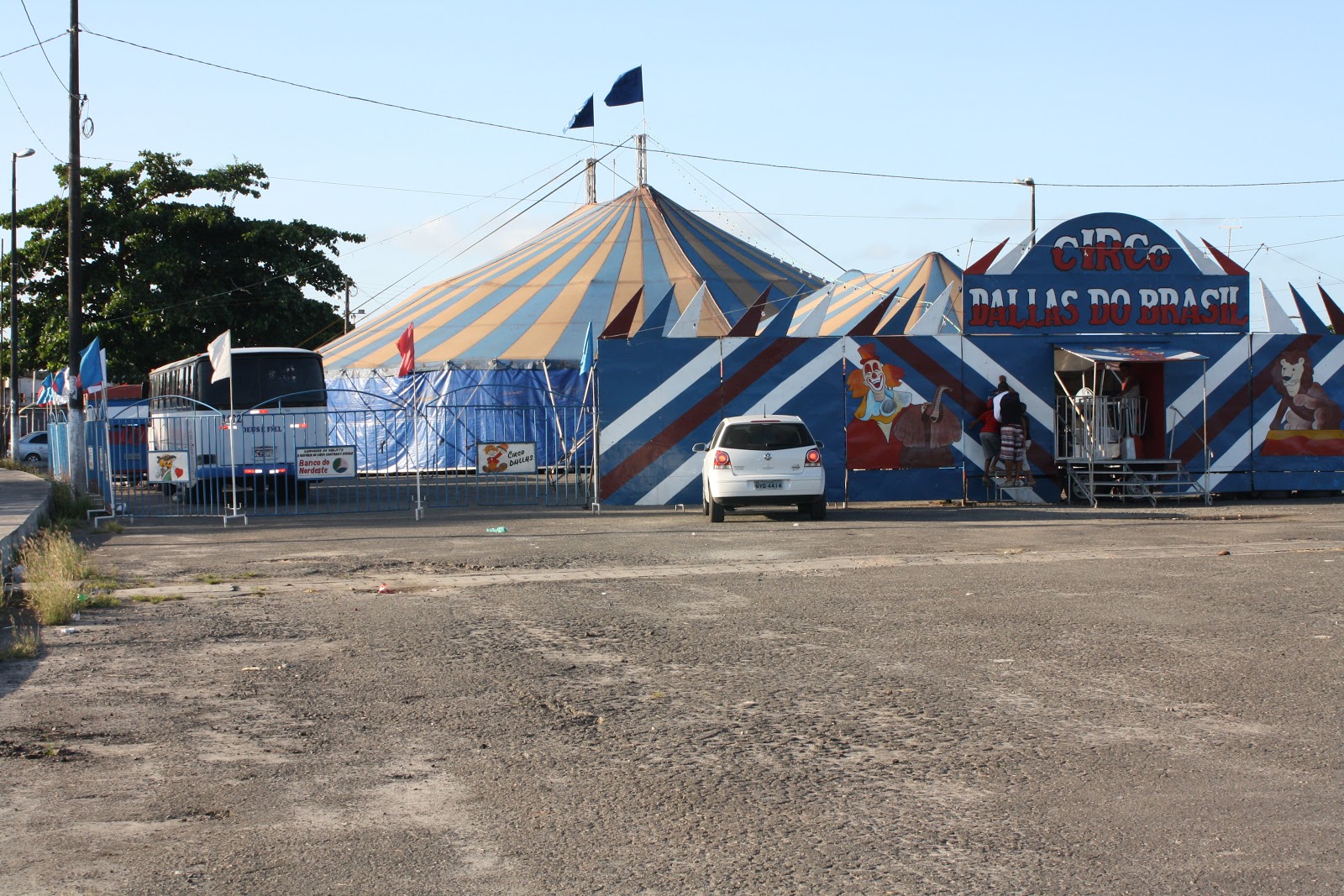 CIRCO DALLAS DO BRASIL: ... E O ESPETÁCULO NÃO PODE PARAR!!!!