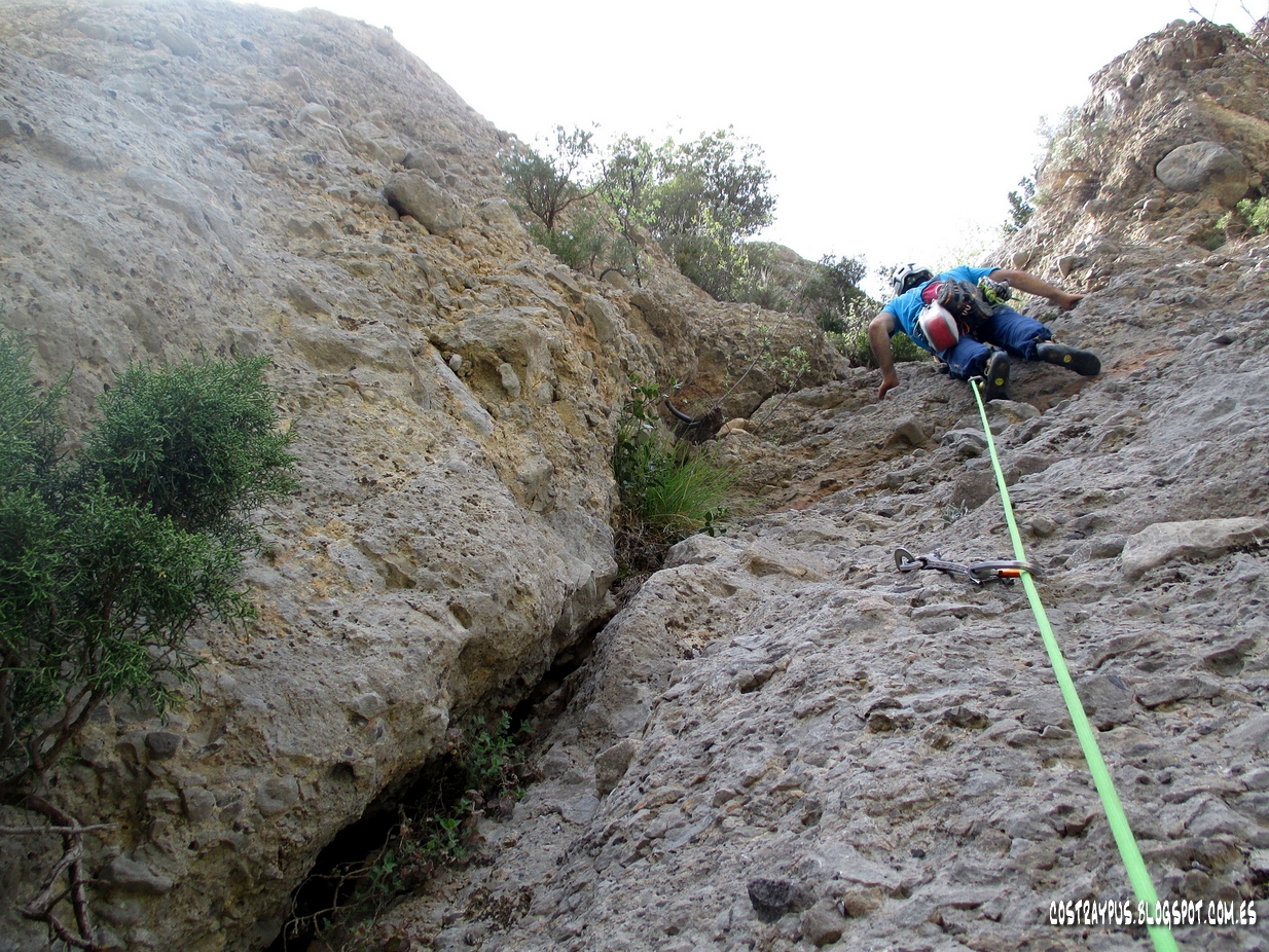 Amuso: Collegats, Roques o Paret del Pessó: Cosmos 1402 (340 m, 6a+)