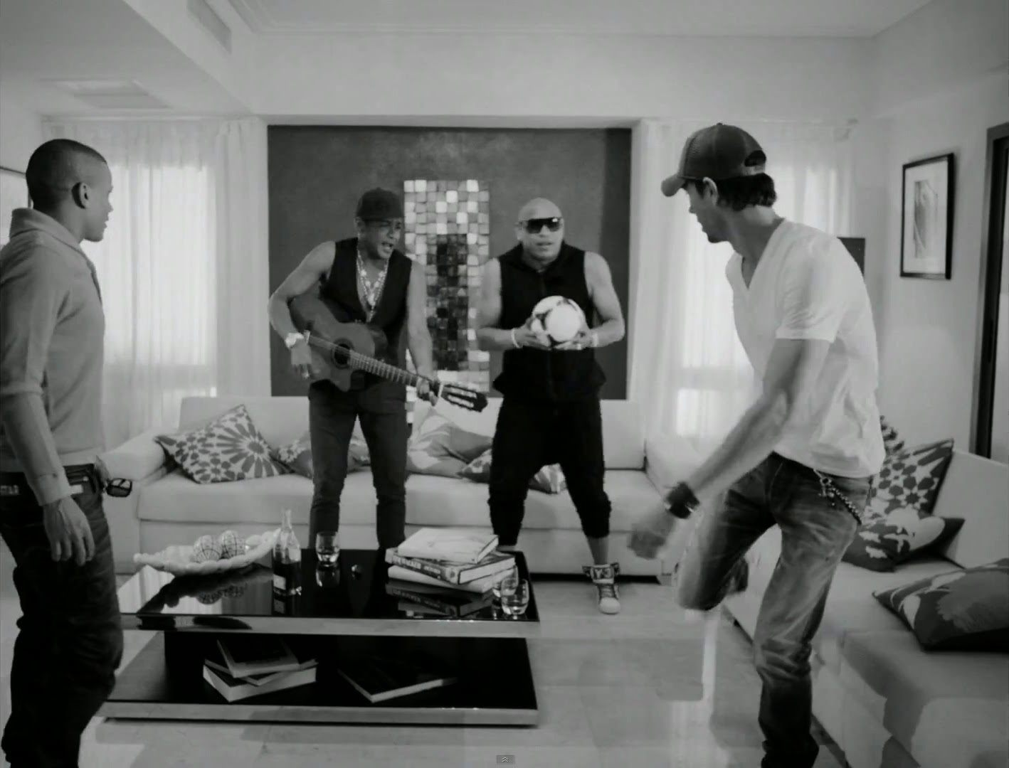 ¡Ya está aquí el nuevo y enérgico vídeo de "Bailando" con Enrique ...