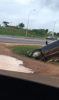 Photos: Car veered off the road and fell into a ditch in Abuja