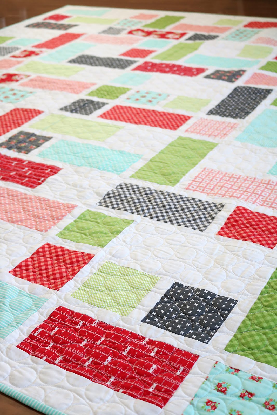 A Bright Corner: Fresh Fat Quarter Quilts Book