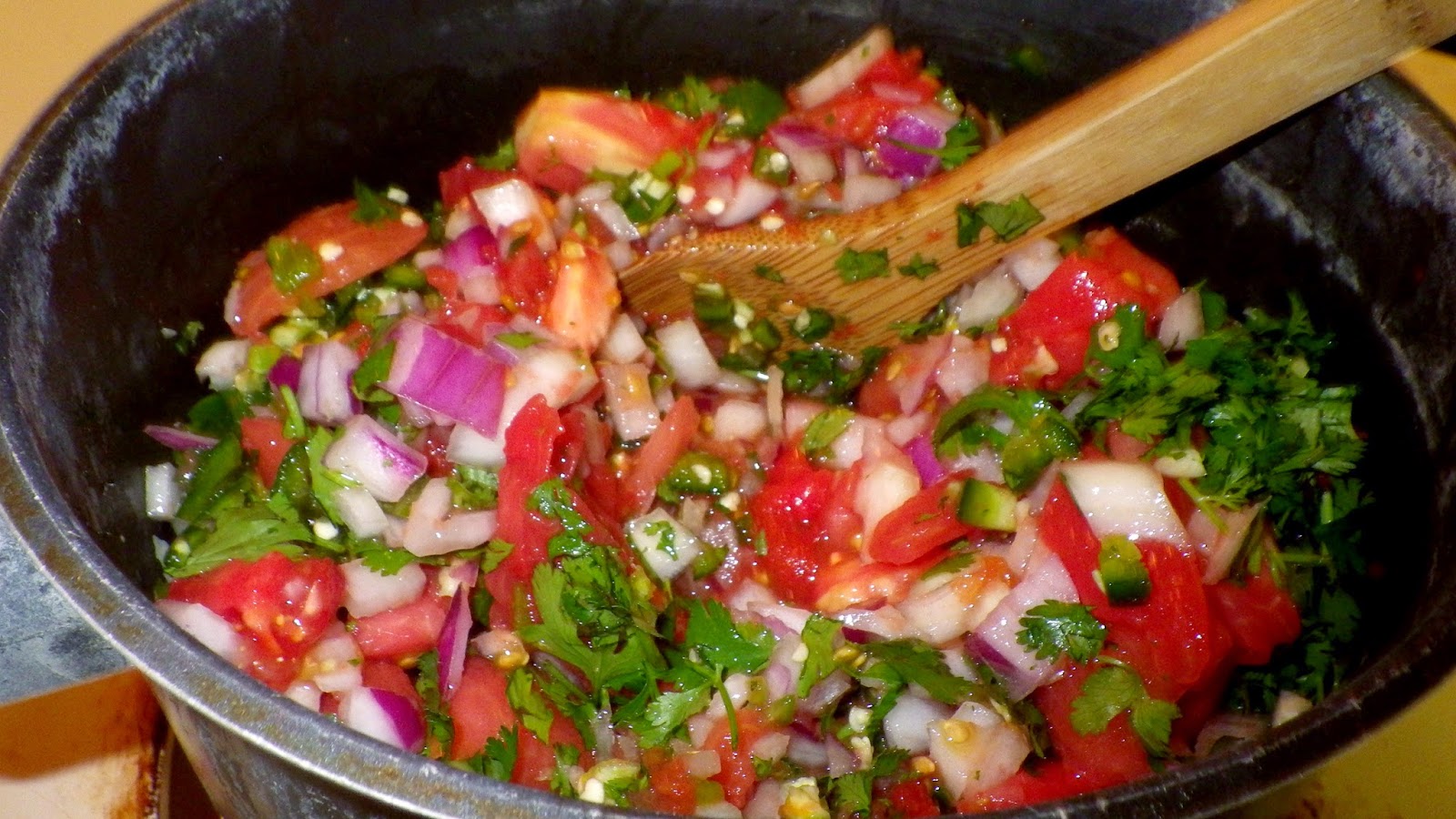 How to make delicious homemade salsa with fresh ingredients