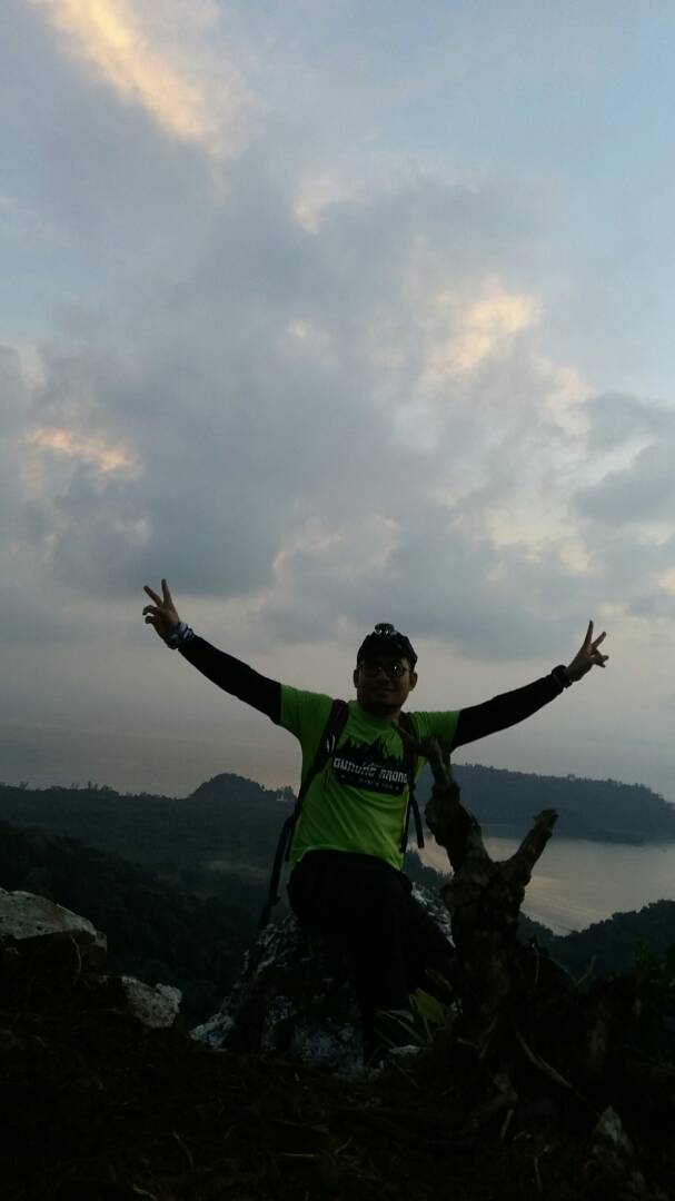 View laut dalam suasana yang masih gelap