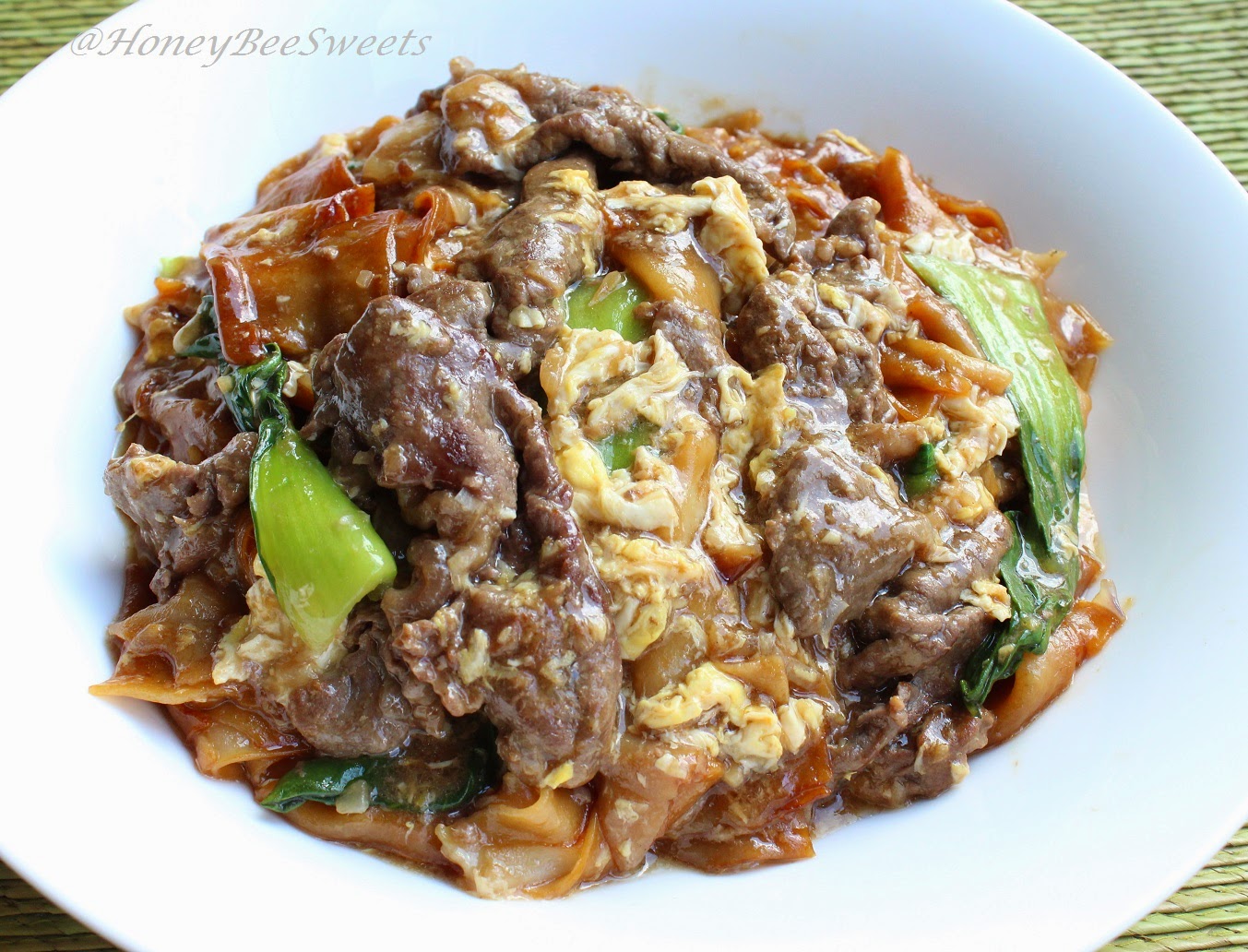 Honey Bee Sweets: Beef Hor Fun (Beef Stir Fry Rice Noodle)