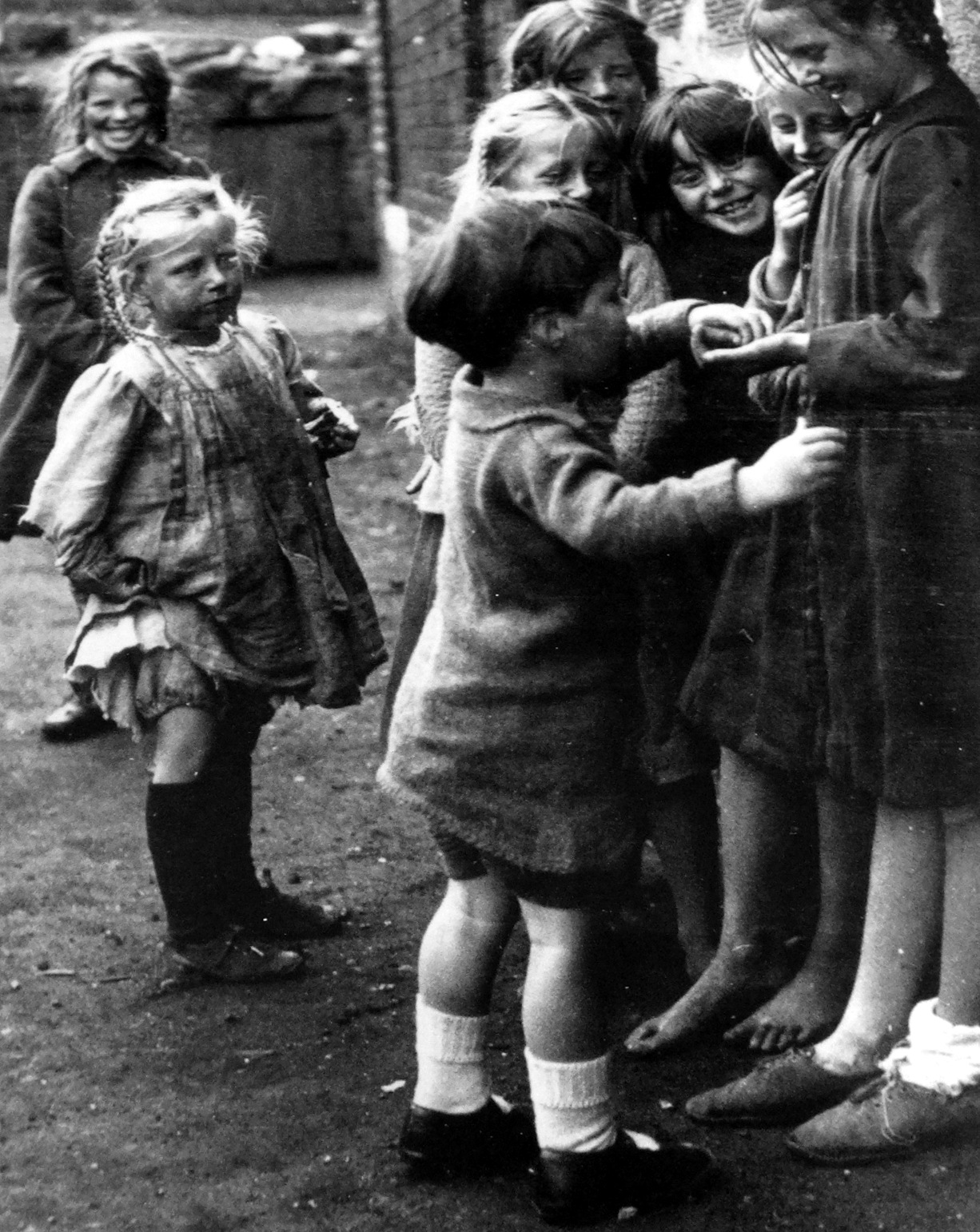 Tour Scotland: Old Photograph Children Outside A House In Glasgow Scotland