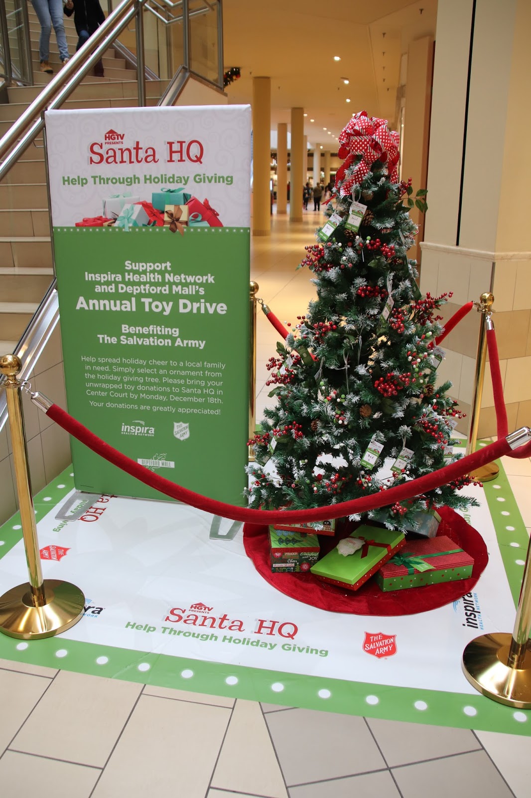 Susan's Disney Family: HGTV presents Santa HQ at the Deptford Mall! A ...