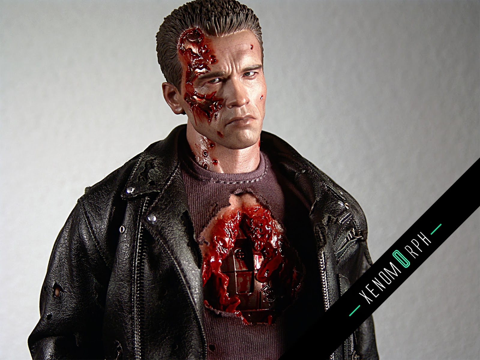Hot Toys Terminator 2 - T-800 battle damaged 1/6 - video and photo review