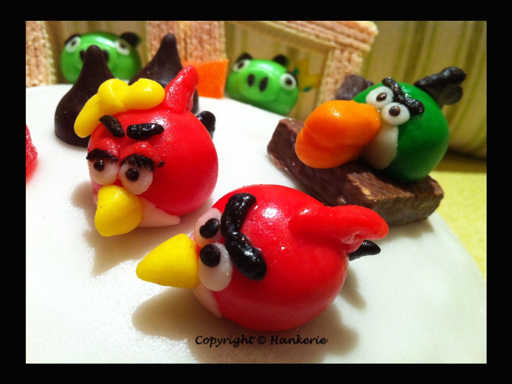 Hankerie Australia: Angry Birds Seasons: Female Red Bird Birthday Cake