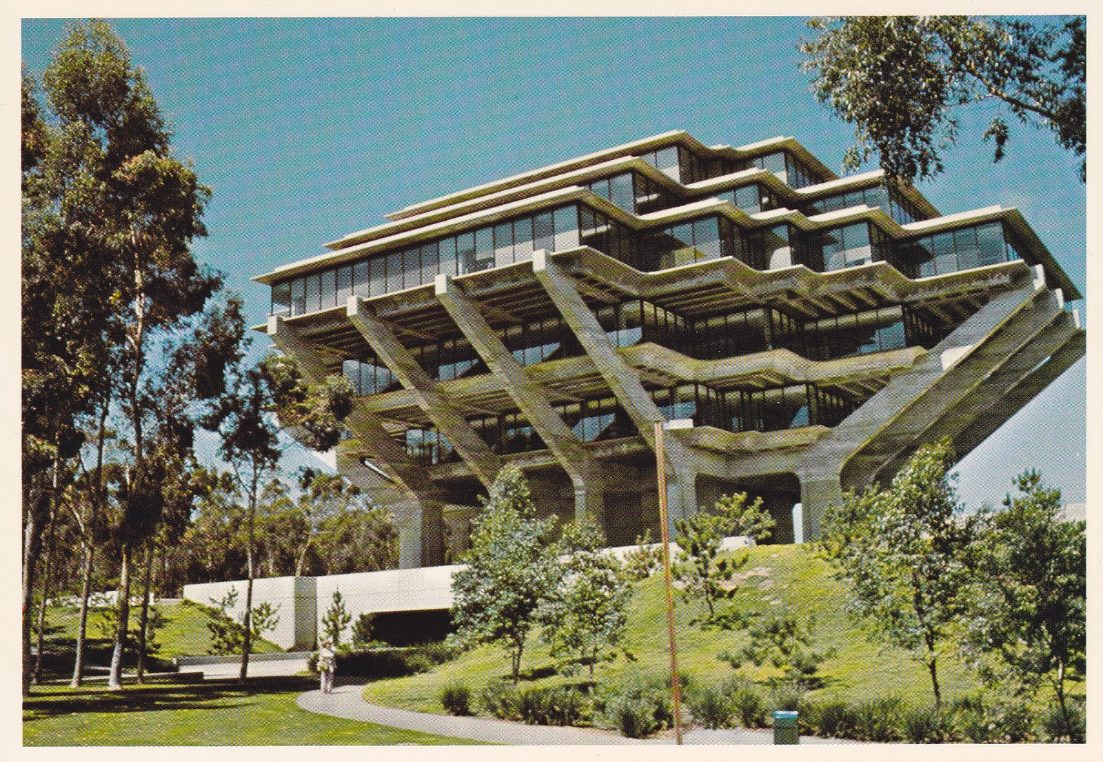 POSTALES INVENTADAS: 763. The Central University Library, UC San Diego