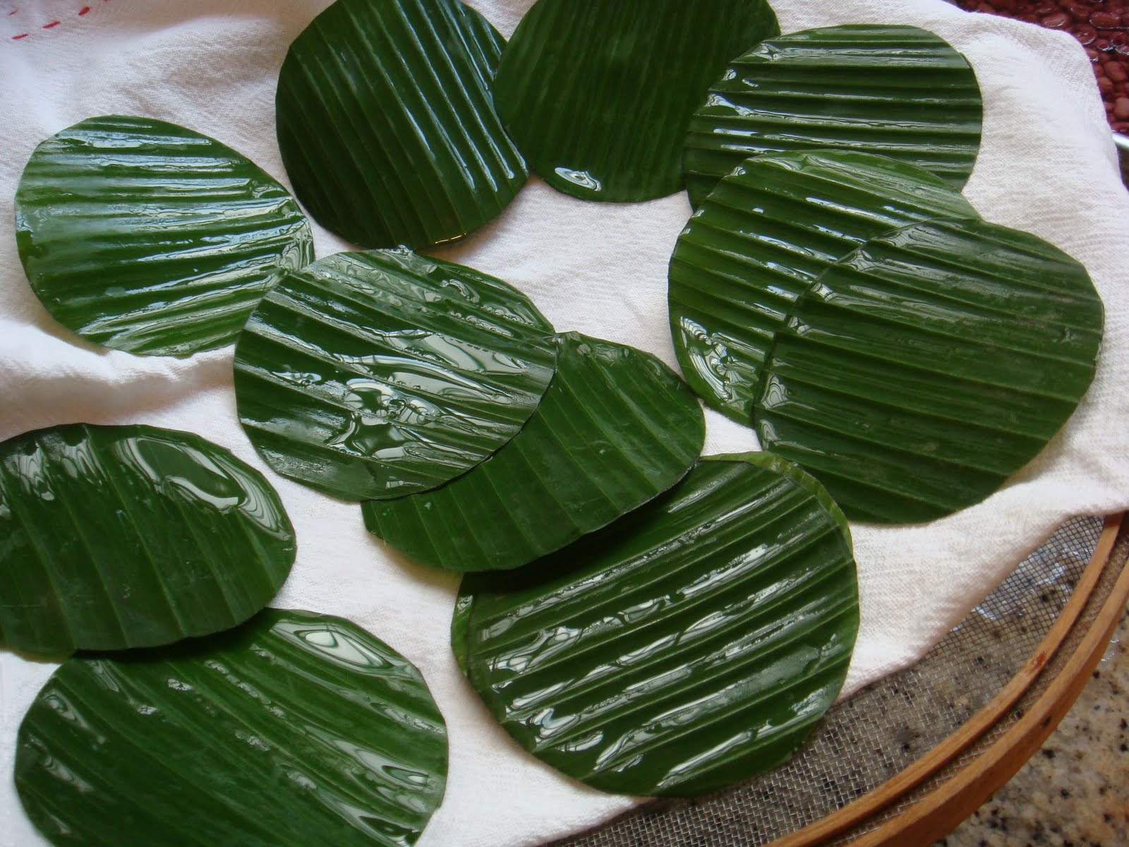 come-se: Tapioca molhada na folha de bananeira. Quinta sem trigo 27