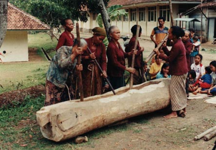Beautiful of Indonesia: CULTURAL ARTS "KOTEKAN LESUNG" (STAMPING ...