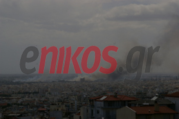 ΜΑΥΡΟΙ ΚΑΠΝΟΙ ΕΧΟΥΝ ΚΑΛΥΨΕΙ ΤΗΝ ΘΕΣΣΑΛΟΝΙΚΗ ΑΠΟ ΤΗΝ ΦΩΤΙΑ ΣΤΑ ΔΙΑΒΑΤΑ ...