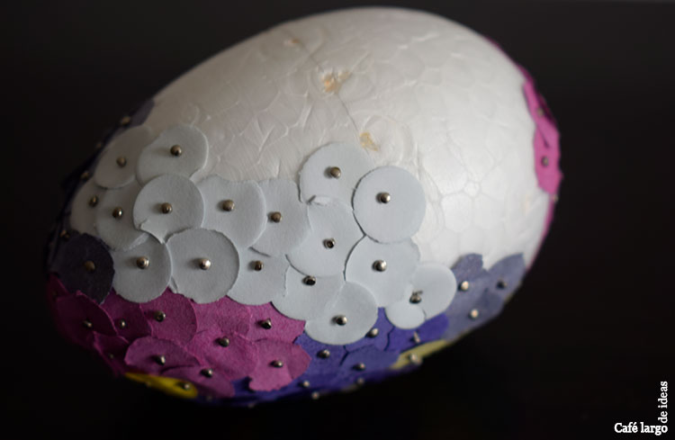 Huevos de Pascua de poliespán decorados con confetti | Café largo de ...